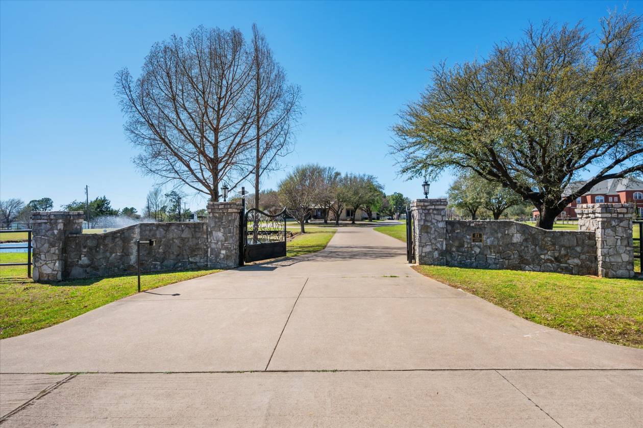 Luxury Equestrian in the Middle of Mansfield | Mansfield, Tarrant ...