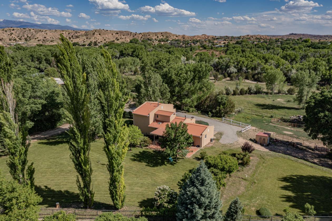 BEAUTIFUL HOME & HORSE PROPERTY, LUSH LAWNS, OUTDOOR LIVING SPACES ...