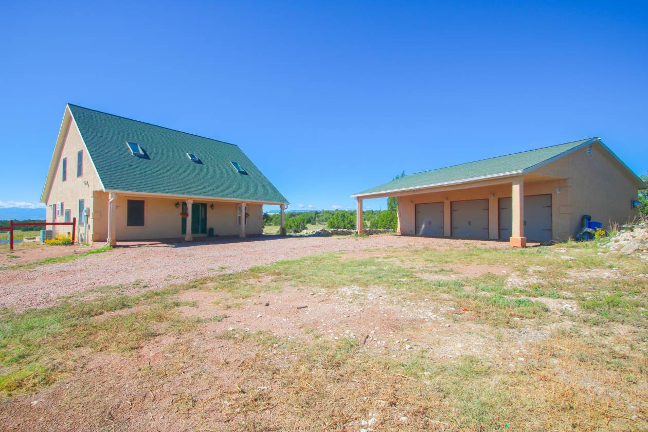 Hobby Farm bordering almost 900 acres State Land | Penrose, Fremont ...